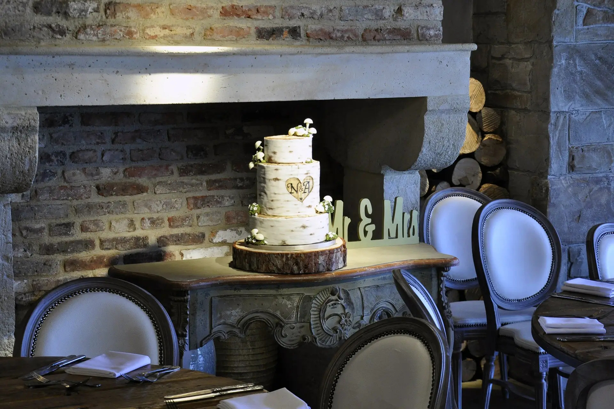 Sticky Sponge Cake Studio, Stocksfield | Wedding Cakes | Confetti