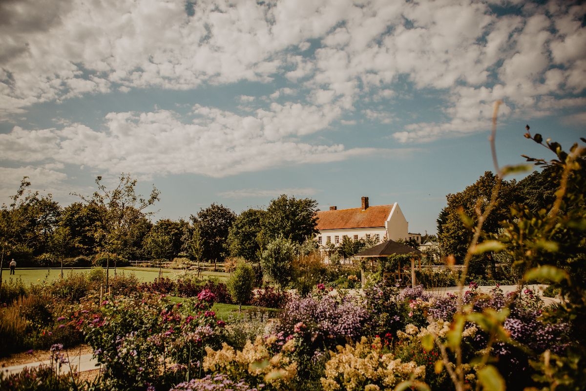 Field Place Manor House & Barns, Worthing | Wedding Venues | Confetti